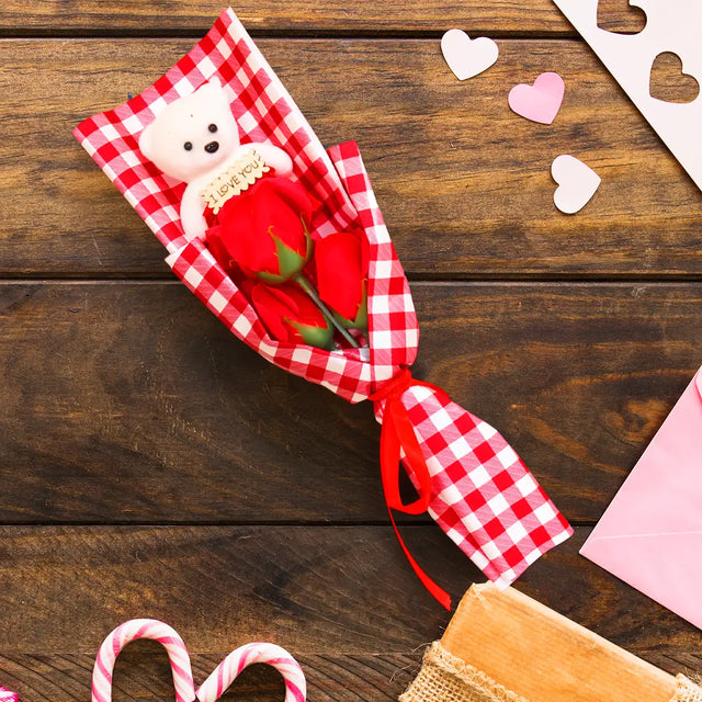 Ramo de Rosas Artificial con Osito, Color Rojo – Waldo's